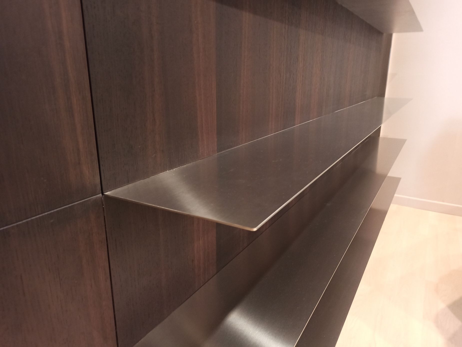 Boiserie equipped wall with shelves, Poliform | Deesup