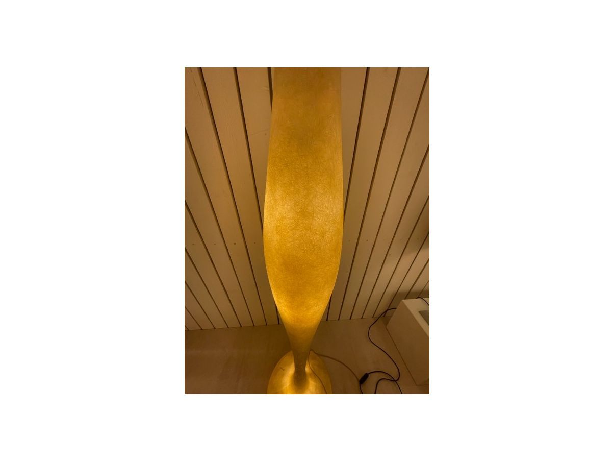 Eta floor lamp in fiberglass, Kundalini | Deesup