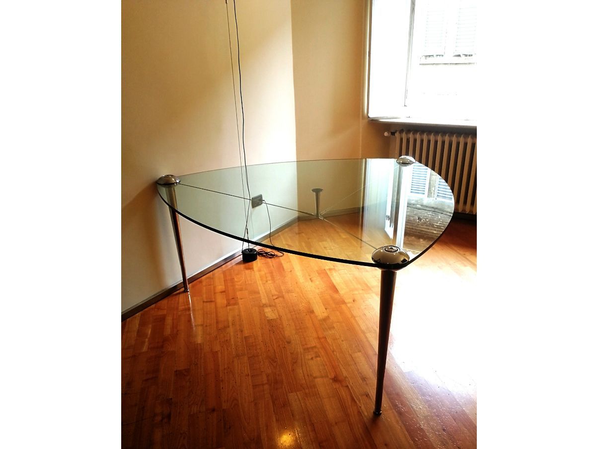 Tavolo triangolare in cristallo e acciaio, Baleri Italia | Deesup