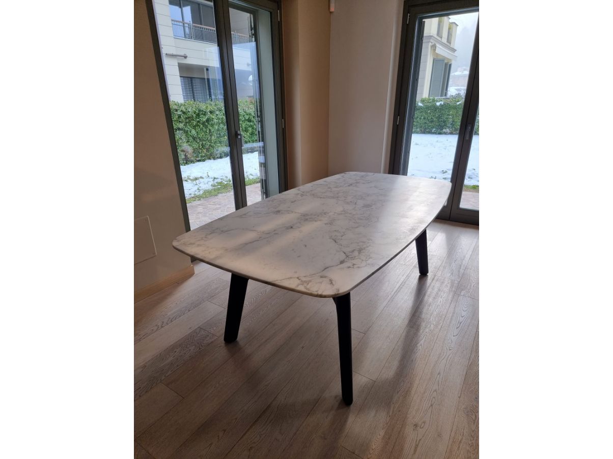 Curve table in Calacatta marble, Poliform | Deesup