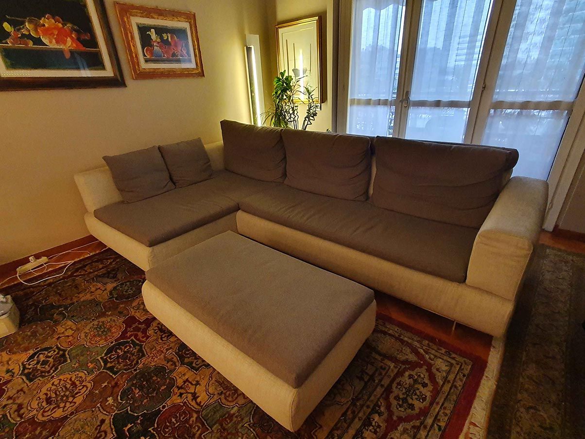 Divano angolare con pouf in tessuto bicolore, Vibieffe | Deesup