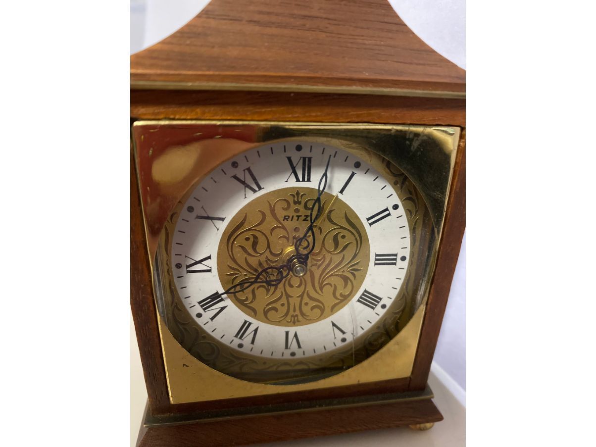 Vintage brown wooden table clock, | Deesup