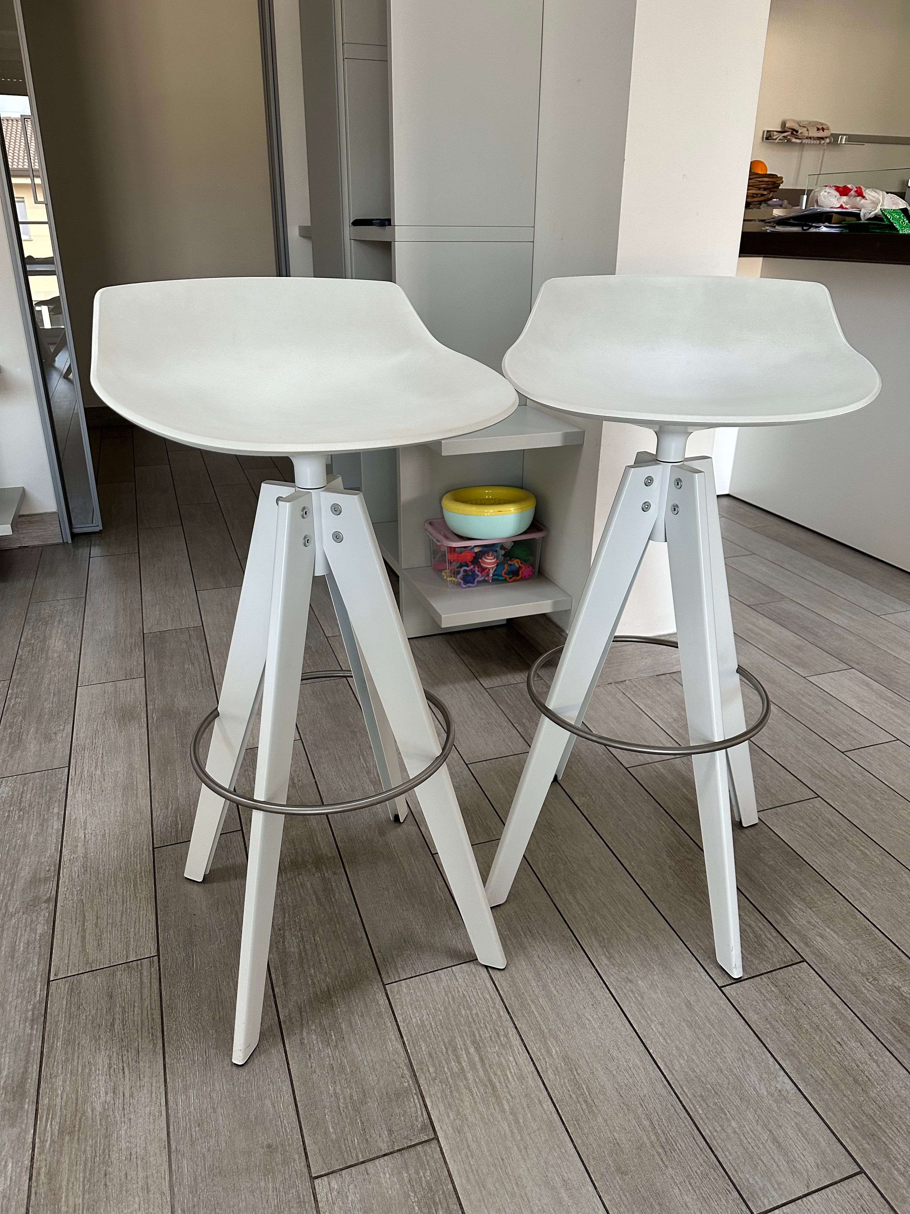 Set of 2 white Flow stools, MDF Italia | Deesup