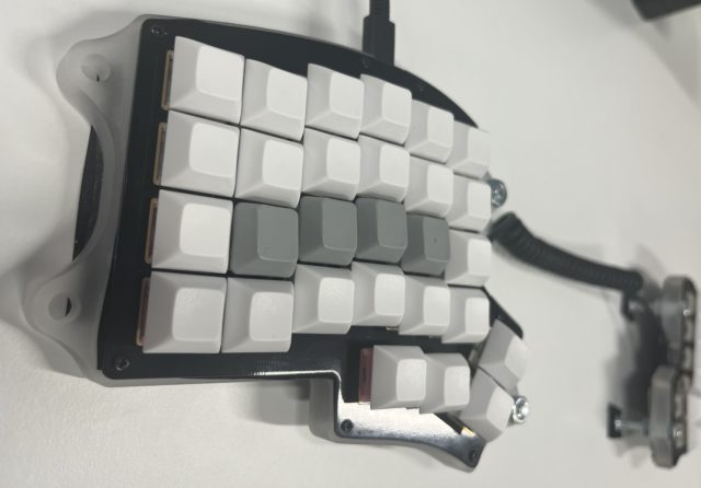 keeb.io Iris keyboard review – Defective Semantics
