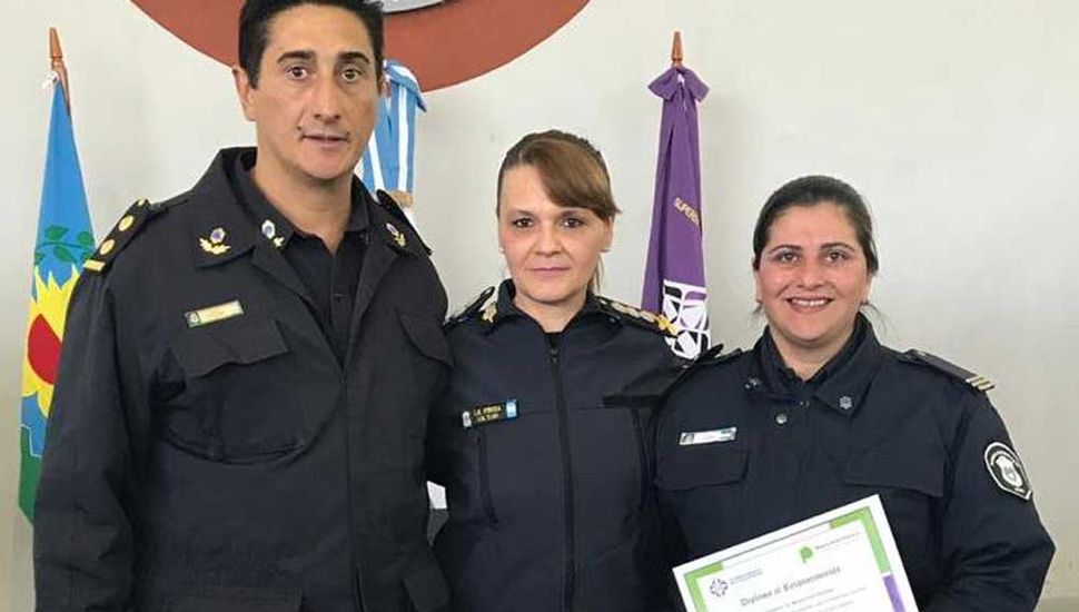 Entregaron un reconocimiento a la teniente primero Carla Suárez ...