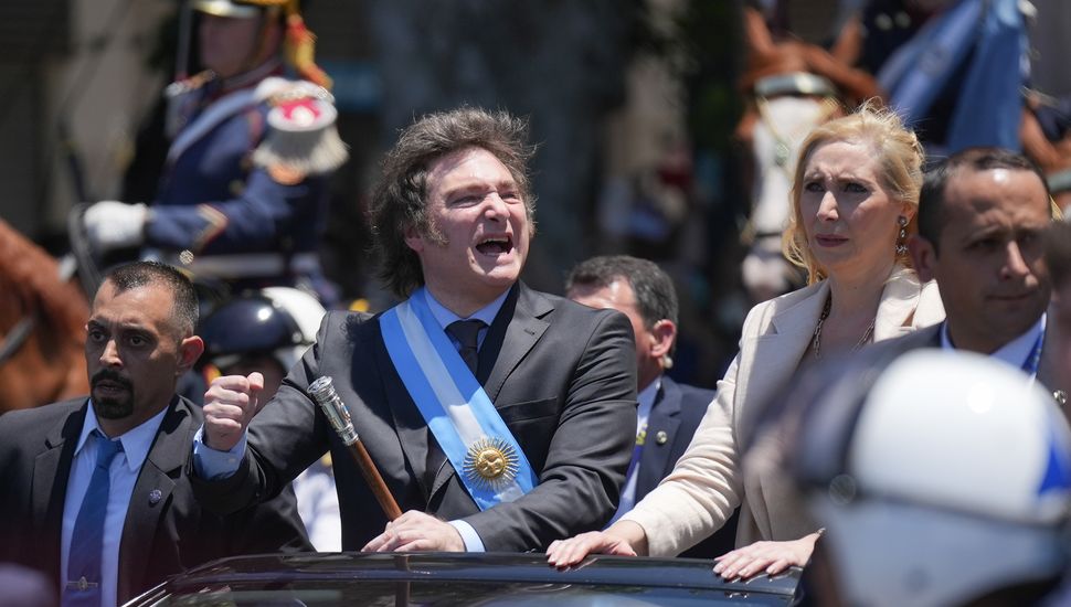 Milei bajó del auto presidencial y se acercó al vallado para saludar a ...