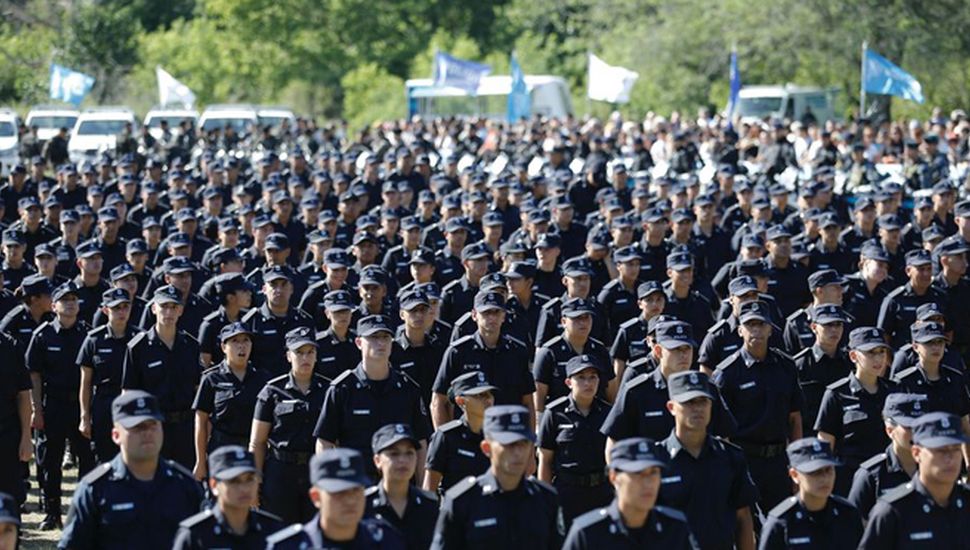 Egresaron 1400 cadetes de la Escuela de Policía • Diario Democracia