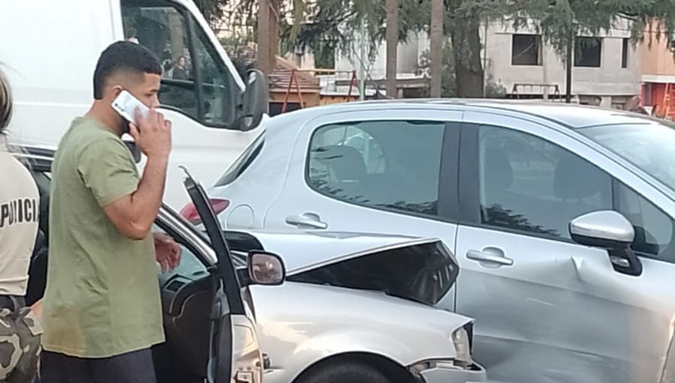 Mujer sufrió lesiones en un choque entre autos • Diario Democracia