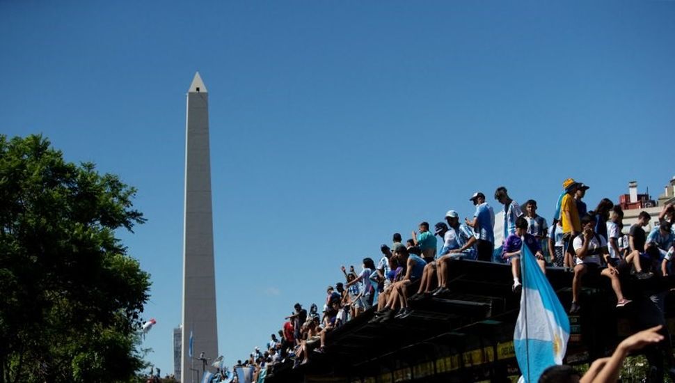 La Selección argentina emprendió la caravana junto a una multitud ...
