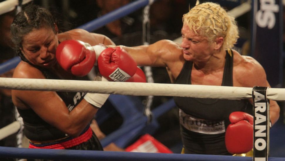 Alejandra “Locomotora” Oliveras ganó el título mundial superligero CMB ...