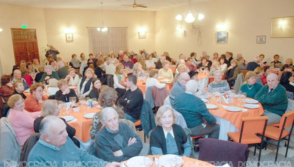 Club de los Abuelos: Un espacio de contención y alegría • Diario Democracia