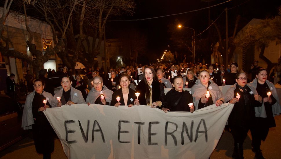 Marcha de las antorchas y homenaje a Eva Duarte de Perón • Diario ...