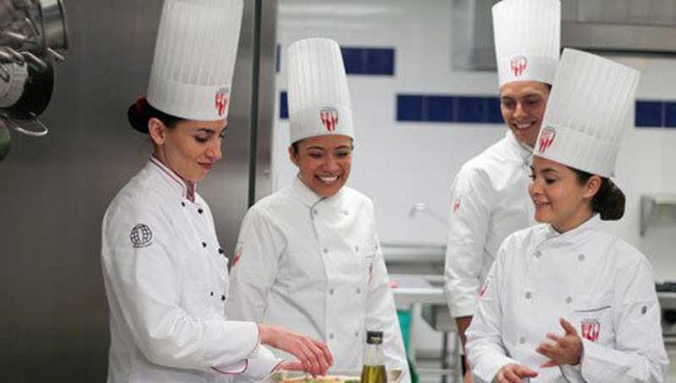 Los trabajadores hoteleros y gastronómicos celebran hoy su día • Diario ...