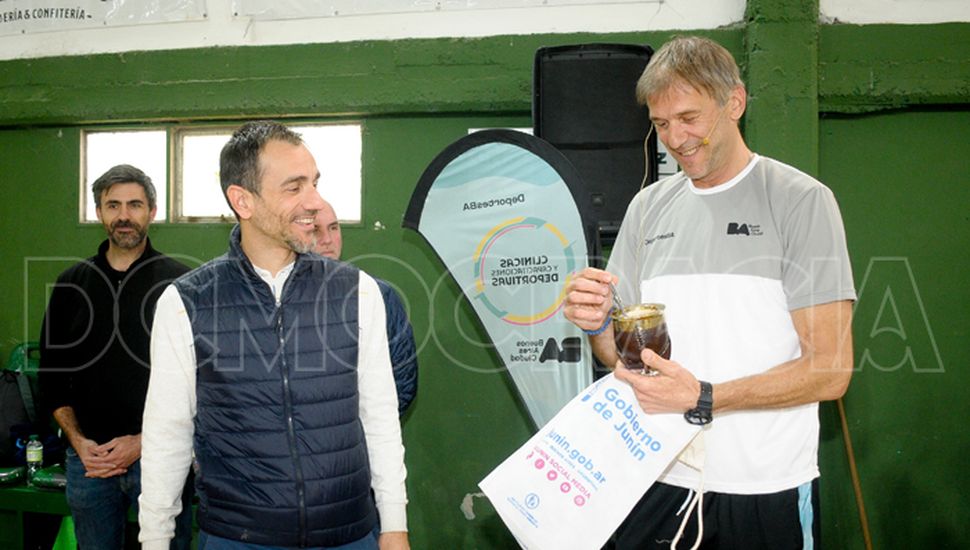 Marcos Milinkovic brindó una clínica de vóley • Diario Democracia