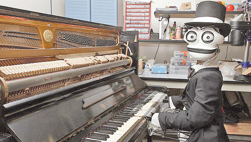 Un robot pianista toca música clásica • Diario Democracia