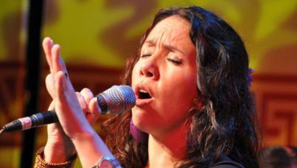 María Laura Luchetti presenta “Alas y raíces” • Diario Democracia