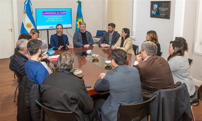 Mesa de trabajo para diseñar la Bandera de Junín