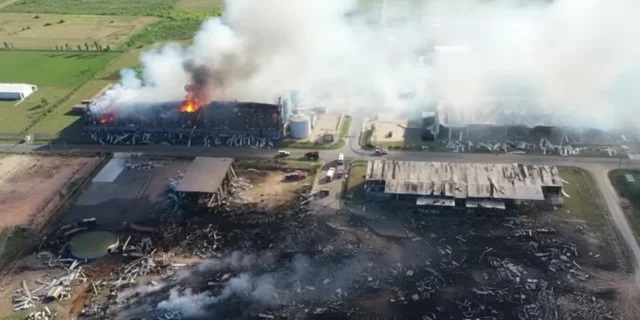 Impresionante explosión e incendio • Diario Democracia