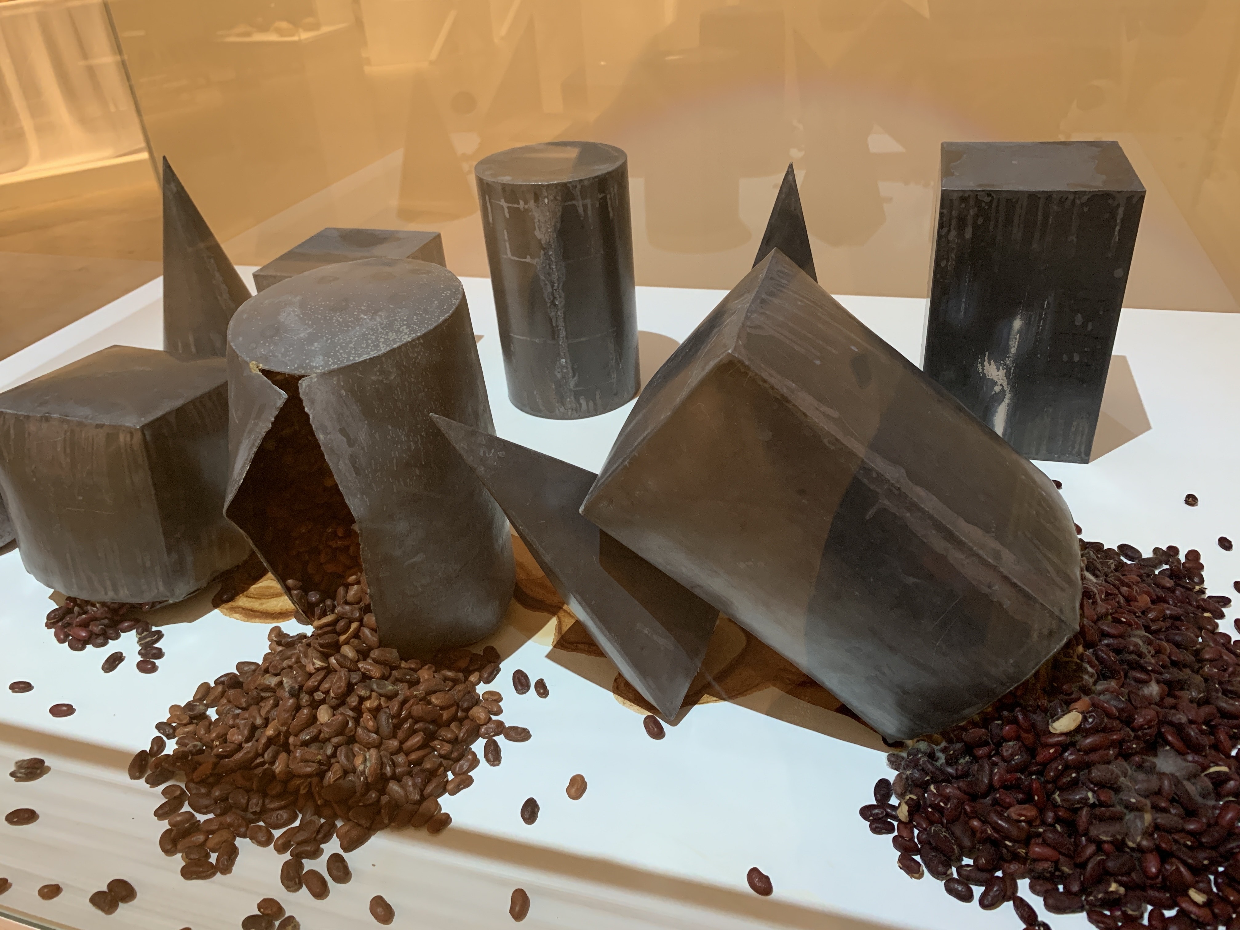 La obra del artista Víctor Grippo se exhibe en Buenos Aires