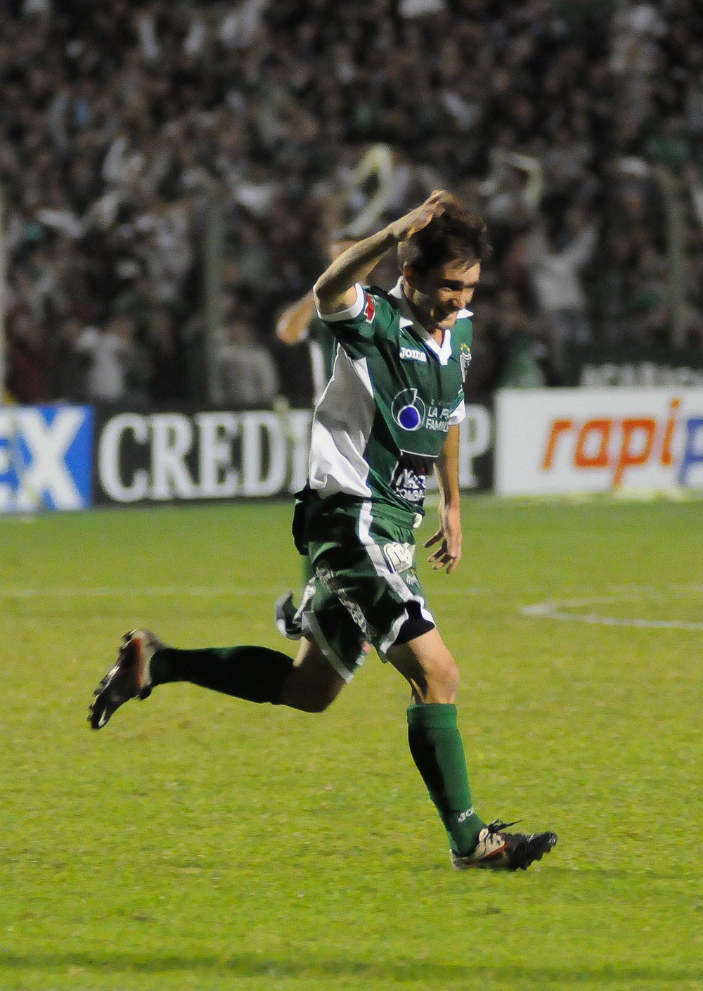Cacheiro y su gol para el recuerdo en Sarmiento