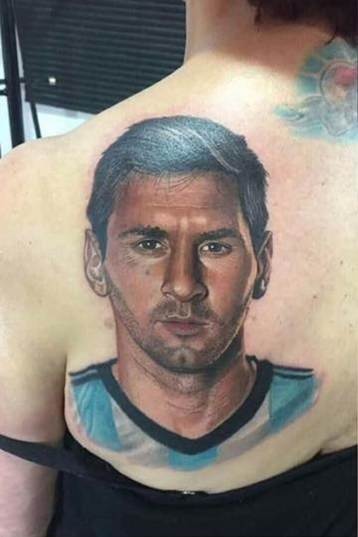 Tiene 54 años y se tatuó la cara de Messi en la espalda • Diario Democracia
