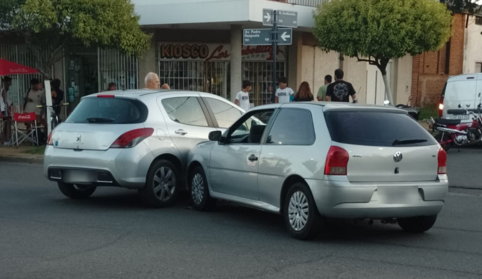 Mujer sufrió lesiones en un choque entre autos