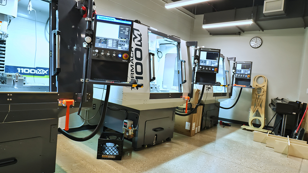 Ithy - Comparing a Classroom of Students and a Workshop Full of Machinery