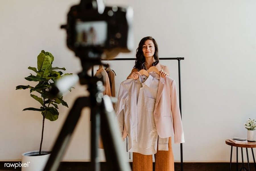 Ithy - Beyond the Controversy: Discovering Adult Vloggers Who Blend Lifestyle and Content