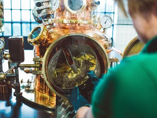 Ithy - The Impact of Modern Distillation Techniques on Oud Oil Quality