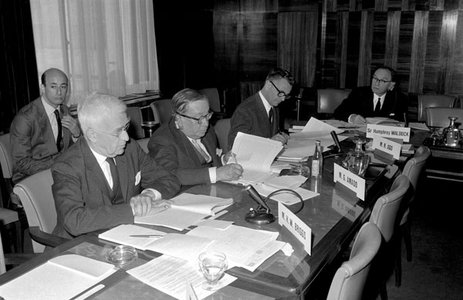 Ithy - Explorando las Estrategias de Negociación: Charles Acelor vs Perú