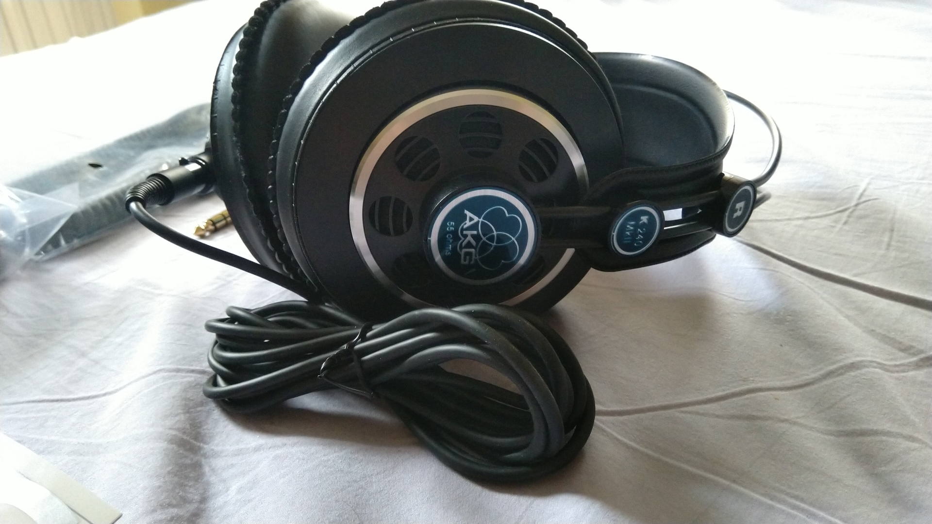 AKG Ακουστικά (3 ημερών) με κουτιά-εγγύηση | AVsite