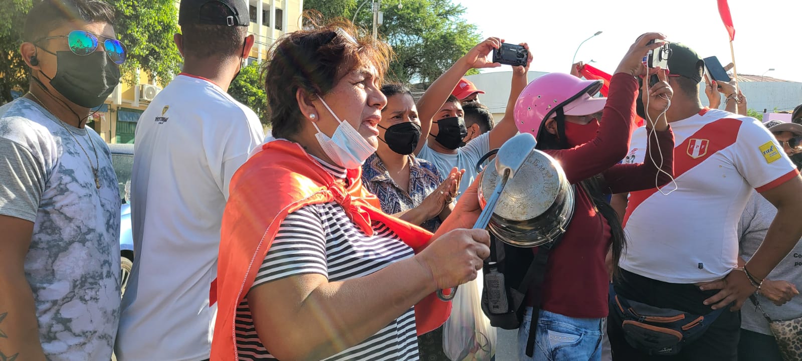 Ciudadanos Se Concentran En El Centro De Piura Para Exigir La Renuncia