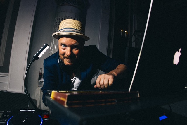 Book den dygtige DJ Cool hos Evenses