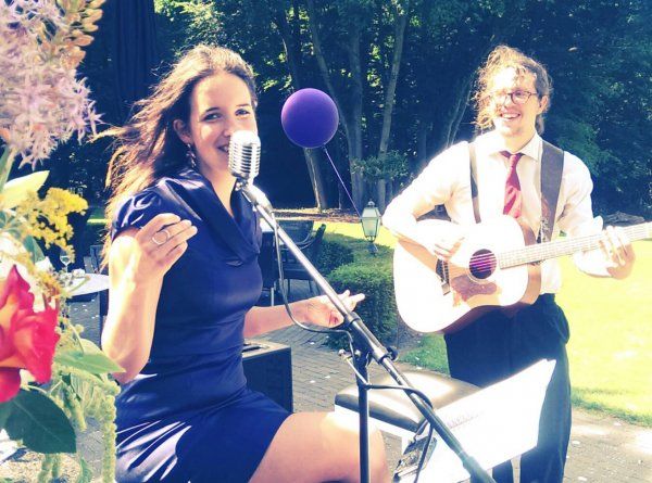 Zangeres met gitarist huren? Boek dit duo bij Evenses