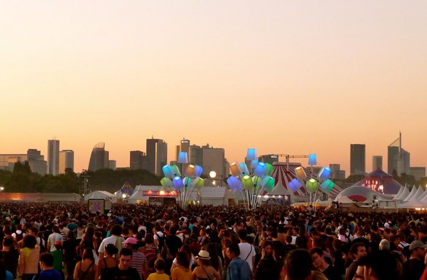 Les festivaliers font rouvrir la billetterie de Solidays en soutien à ...