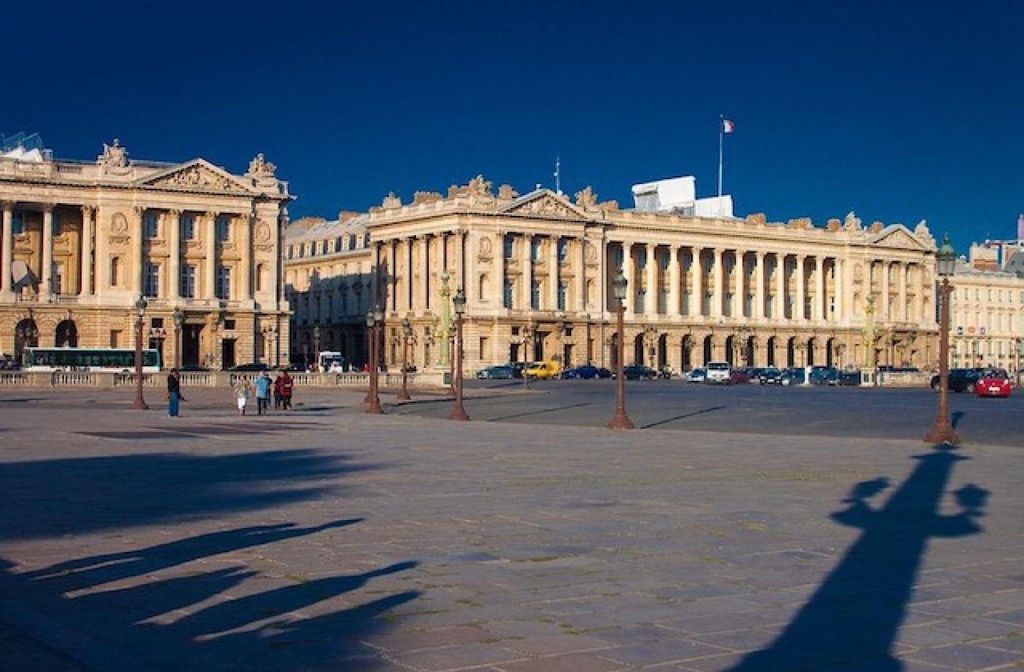 La place de la Concorde transformée en atelier d’autoréparation pour ...