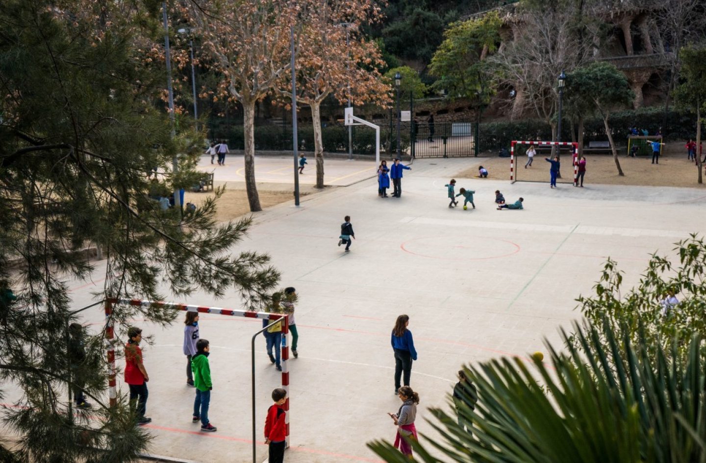 Le foot prend-il trop de place dans les cours de récré