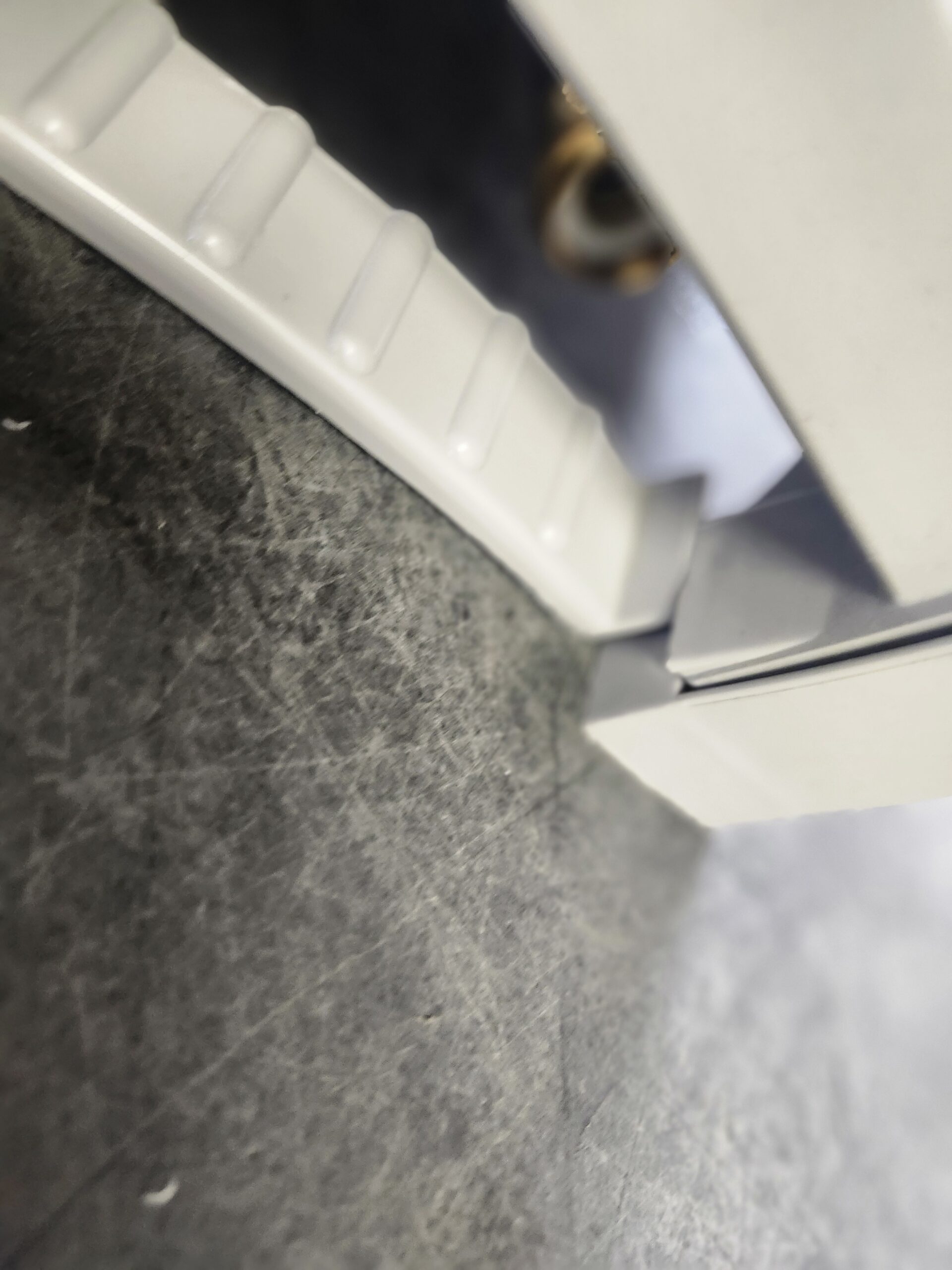 **BROKEN BOTTOM COMES AS SHOWN IN PHOTO**Suncast 100 ft. Hose Hideaway ...