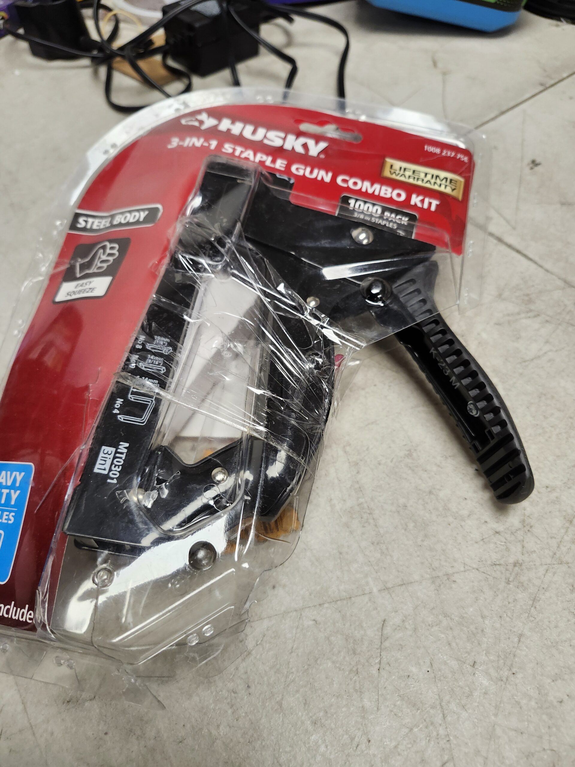 Husky Metal Staple Gun Set with 1000-Pieces 3/8 in. Staple - EZ Auction