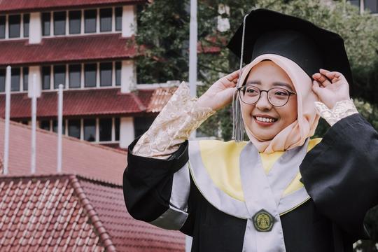 FOTO WISUDA/GRADUATION PERSONAL DI TEMPAT (OUTDOOR) JABODETABEK