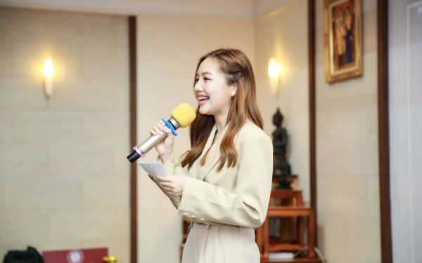 TH/EN พิธีกรหญิง(MC)/Moderator งานevent Liveสด เปิดตัวสินค้า สัมมนา งานเลี้ยงต่างๆ