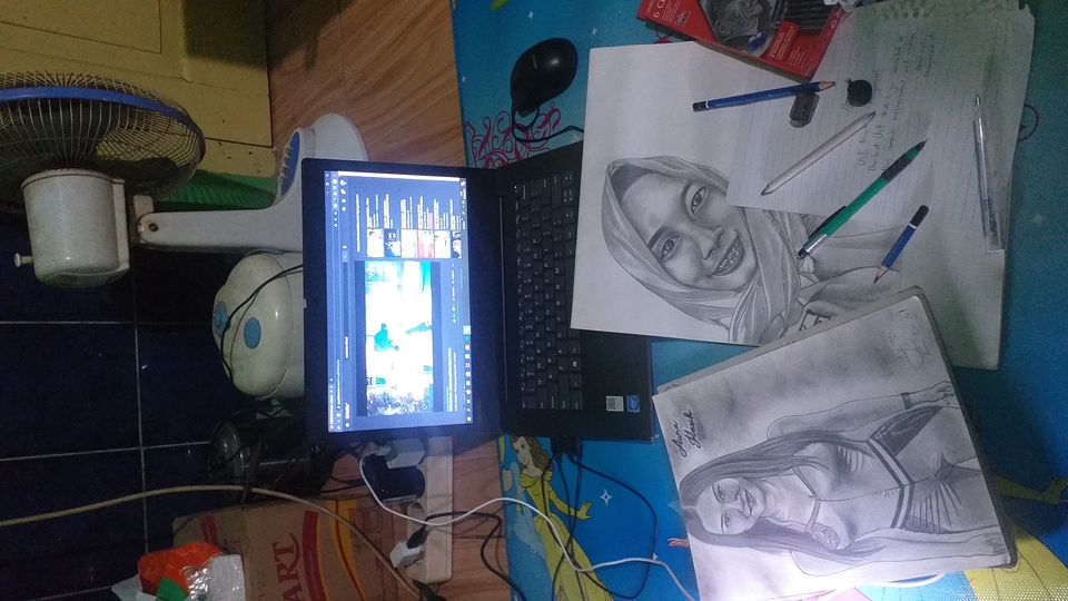 Lukis sketsa wajah hitam putih realis
