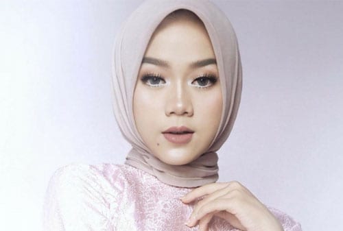 Gaya Make Up Lebaran: Ini Tutorial Make Up Hijab yang Bikin Cantik dan ...