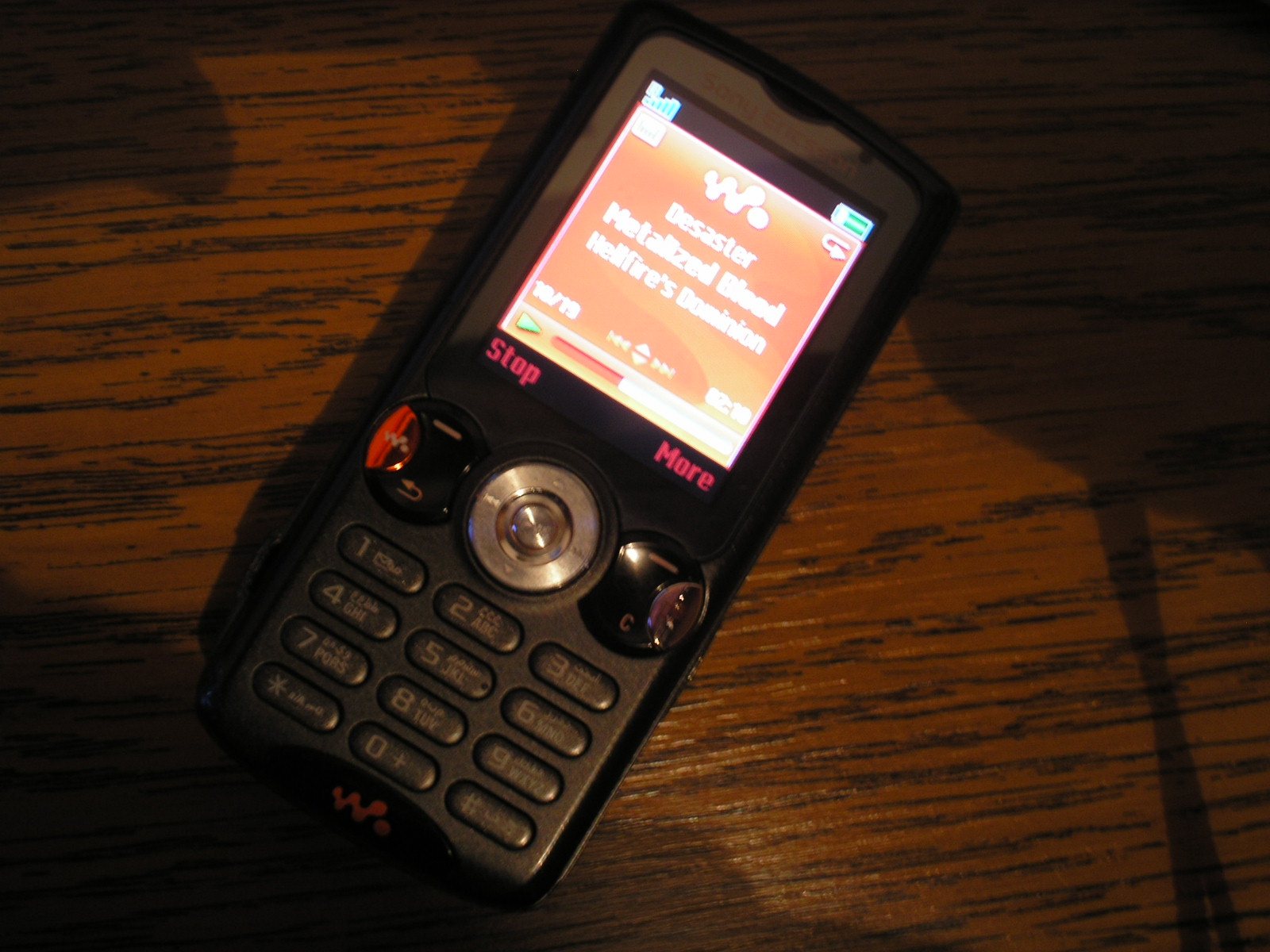 Sony Ericsson w810i review – FoolControl: Phear the penguin