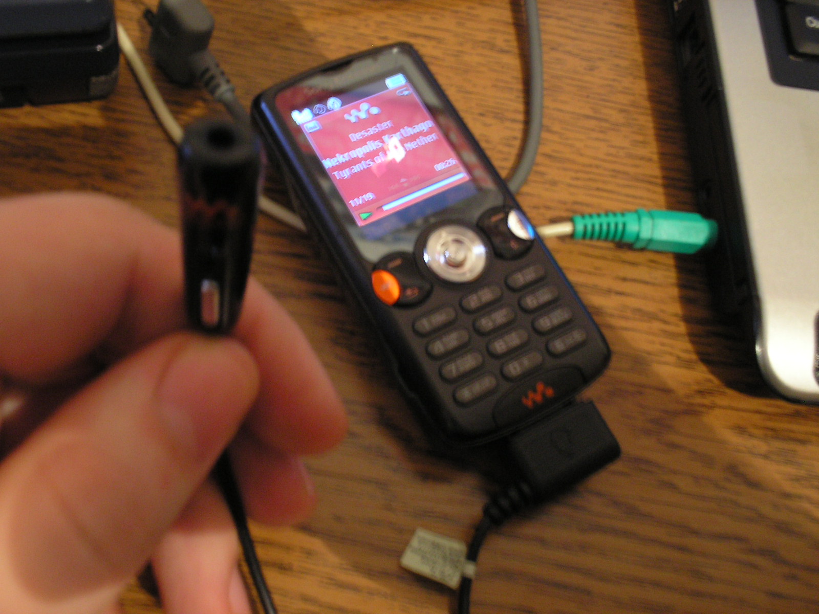 Sony Ericsson w810i review – FoolControl: Phear the penguin