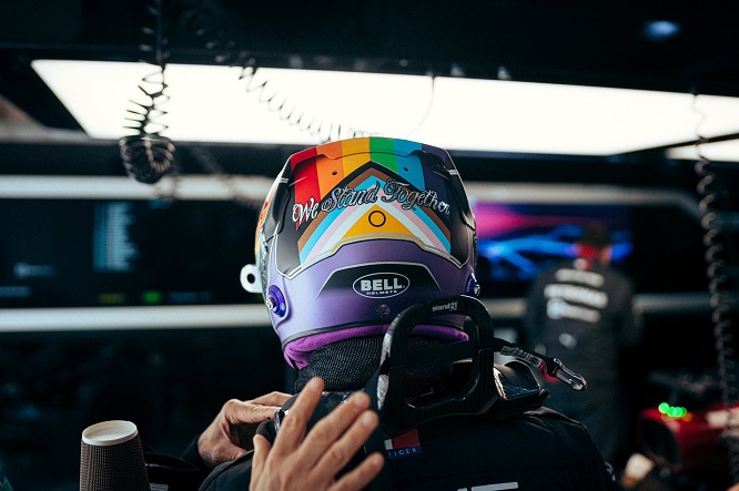 'Racing Pride' applaude il "potente" gesto di Hamilton - F1 Piloti ...