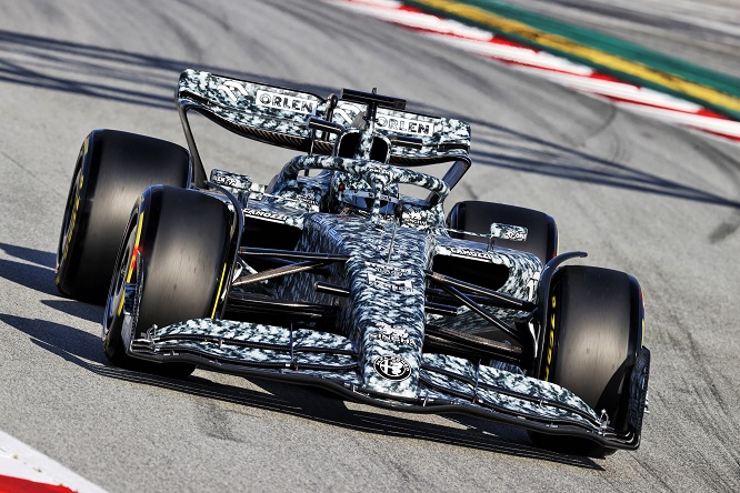 L'Alfa Romeo C42 camouflage in pista a Barcellona - FOTO - F1 Team ...