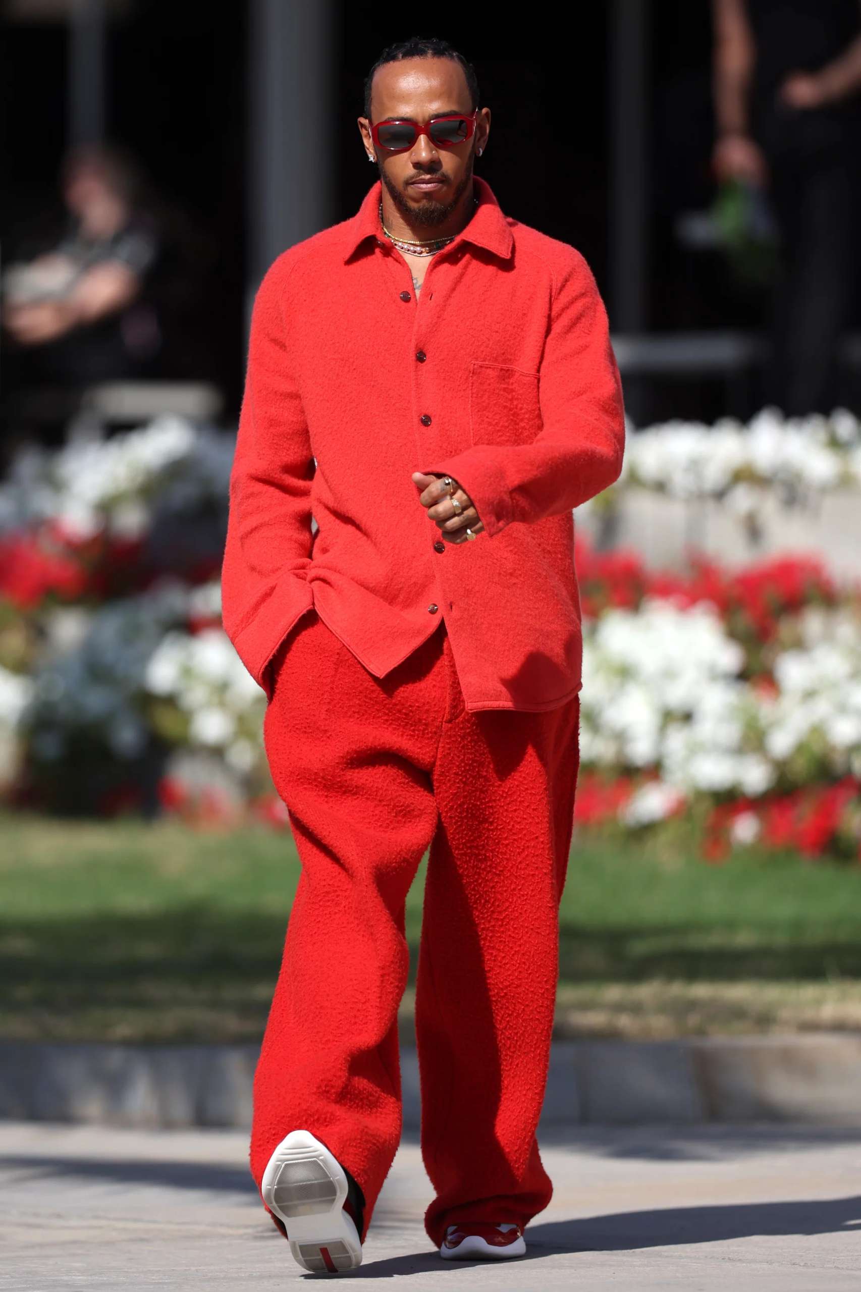 Lewis Hamilton di rosso vestito - Editoriale