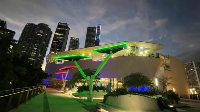 Solar Trees at Frost Science Museum Lit for the Holidays – FPL SolarNow