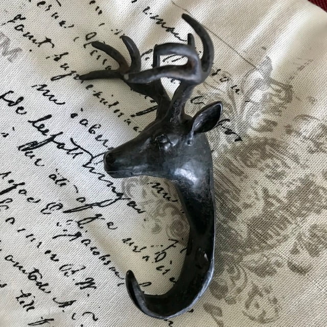 Knagg med vakker hjort i svart metall – Fru Kvist